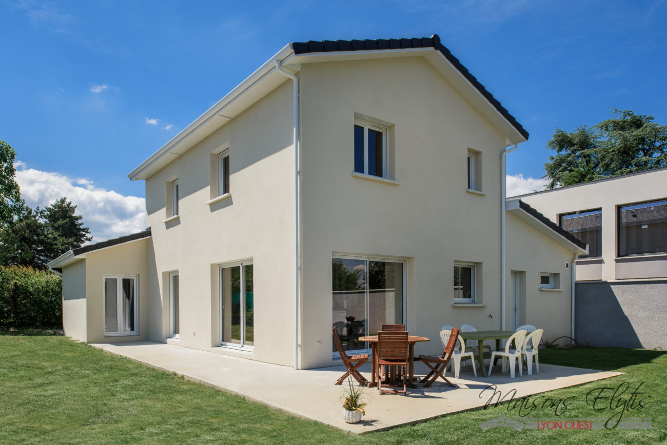 Maison traditionnelle trois volumes. Ouest de Lyon. Grande surface ...