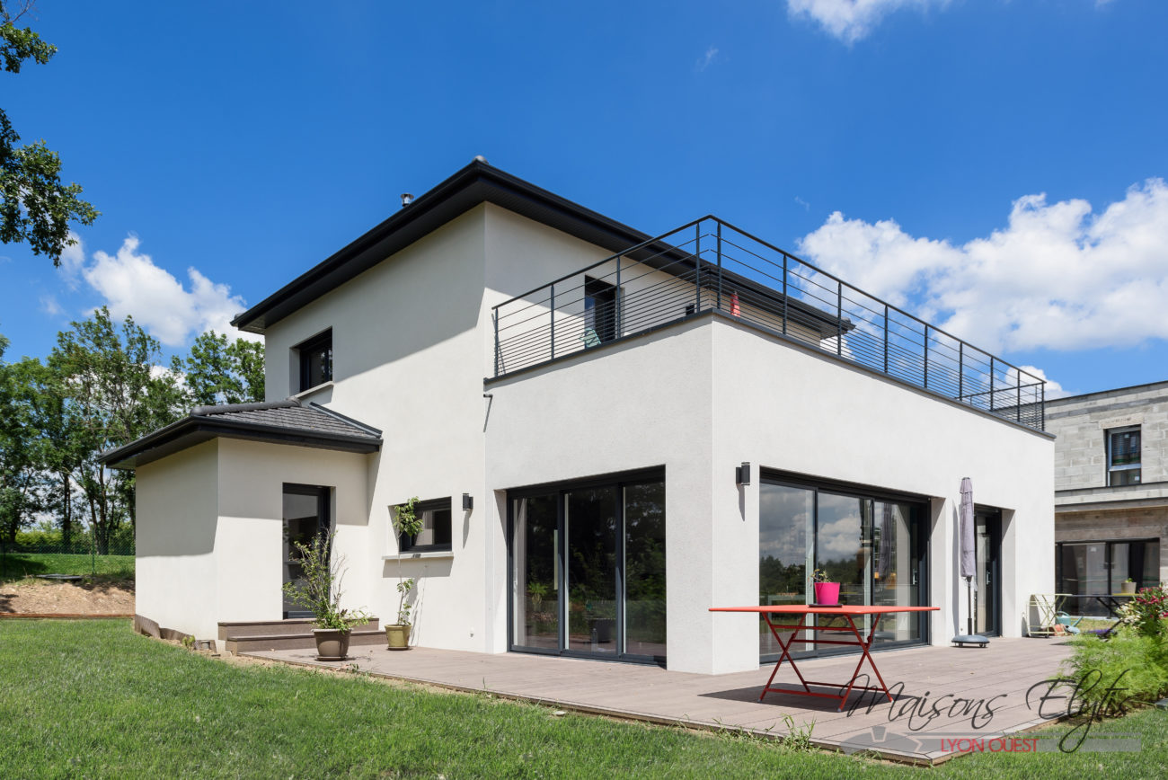 Maison contemporaine. Ouest de Lyon. Grandes baies vitrées. Toits plats ...